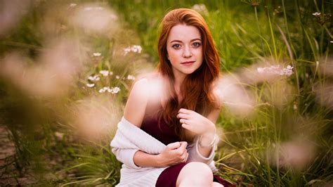 배경 화면 여자들 모델 빨간 머리 긴 머리 뷰어를보고 초상화 회색 눈 주근깨 드레스 스웨터 꽃들 보케 옥외 야외 여성 손목 시계 웃고있는