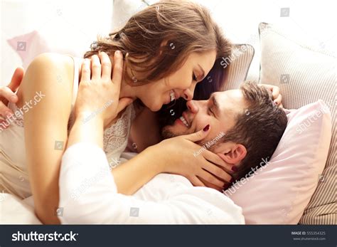 3 126 Nude Couple In Bed 이미지 스톡 사진 및 벡터 Shutterstock