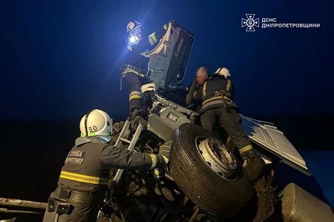 На Дніпропетровщині фура вилетіла з траси водія затисло у салоні