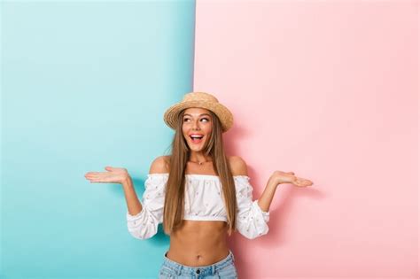 Feliz Hermosa Mujer Joven Posando Aislado Vistiendo Sombrero Mostrando Copyspace Foto Premium