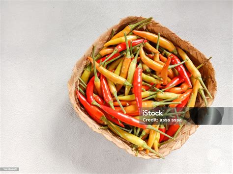 붉은 칠리 고추 흰색 배경에 격리된 대나무 바구니에 담긴 빨간 핫 칠리 페퍼 화려한 칠리 페퍼 매운 붉은 칠리 고추 평면도 0명에 대한 스톡 사진 및 기타 이미지 Istock