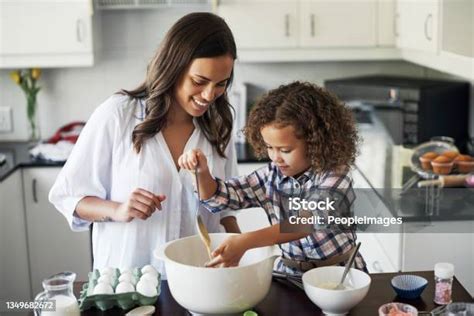 촬영 의 사랑스러운 어린 소녀 베이킹 와 그녀의 엄마 에 홈 어머니에 대한 스톡 사진 및 기타 이미지 어머니 요리하기 음식 준비 25 29세 Istock