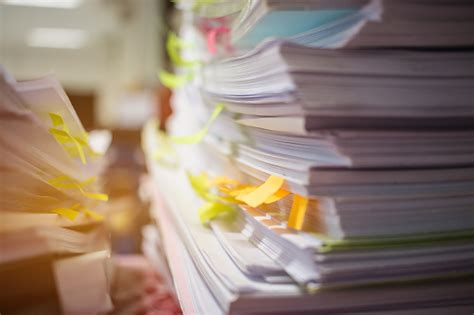 종이 스택 더미의 사무실 책상에 비즈니스 기능에 관련 된 포스트와 미완성된 문서 연례 보고서 파일에 대 한 비즈니스의 스택입니다 비즈니스 사무실 개념입니다 공란에 대한 스톡