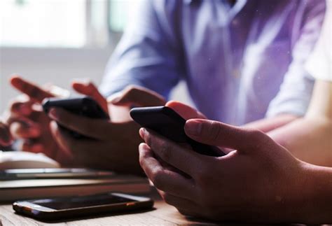 남자 그룹은 전화를 사용하여 비즈니스 인터넷 개념 및 소셜 네트워크에 대해 연락하고 연결합니다 2명에 대한 스톡 사진 및 기타 이미지 Istock