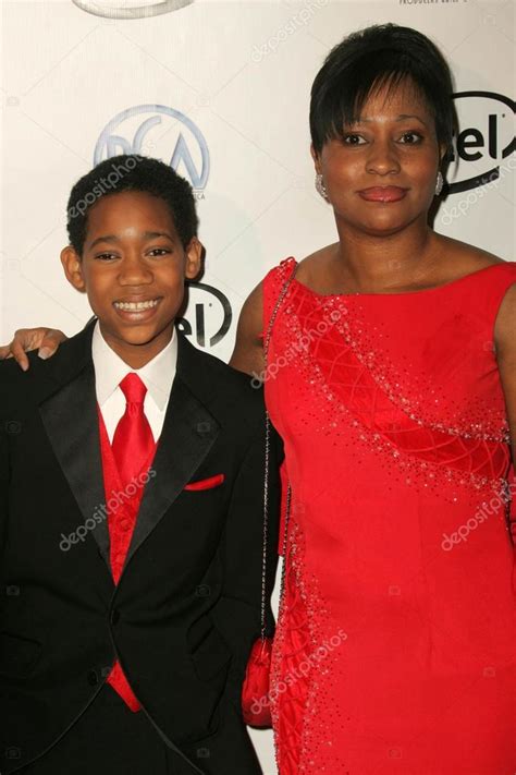 Hermana De Tyler James Williams
