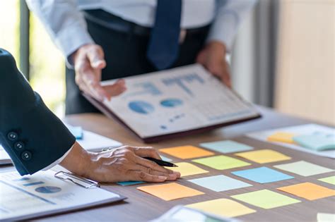 비즈니스 사람들 브레인스토밍 회의 디자인 아이디어 포스트잇 노트를 사용하여 아이디어 공유 전문 투자자 프로젝트 시작 비즈니스 브레인스토밍 사무실에서 계획 계획에 대한 스톡