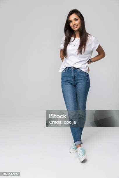 흰색 배경 위에 고립 된 미소 예쁜 여자의 전체 길이 초상화 갈색 눈에 대한 스톡 사진 및 기타 이미지 갈색 눈 개념 긍정적인 감정 표현 Istock