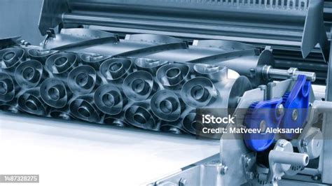 컨베이어 벨트 Foodfactory For The Production Of Food 포장을 가진 생산 라인 컨베이어에 플라스틱 포장에 있는 식품 식품 생산 개념 갈색에 대한