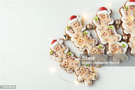 축제 장식을 가진 진저 브레드 남성 흰색 배경에 화환 조명이있는 크리스마스 쿠키 새해 복 많이 받으세요 0명에 대한 스톡 사진 및 기타 이미지 Istock