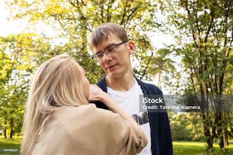 공원에 커플입니다 남자의 어깨에 기대어 서로를 바라보는 여자의 뒷모습 관계 공생 함께 시간을 즐긴다 감정을 수직 평면 서머 타임 2명에 대한 스톡 사진 및 기타 이미지