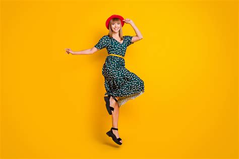 밝은 노란색 색상 배경에 고립 된 모자를 만지는 재미가 점프 꽤 쾌활한 소녀의 전체 길이 의 몸 크기 보기 금발 머리에 대한 스톡 사진 및 기타 이미지 Istock