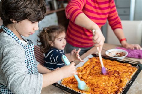 부엌에서 피자를 요리하는 어머니와 아이들 가정 생활에 대한 스톡 사진 및 기타 이미지 가정 생활 가정 주방 가정의 방