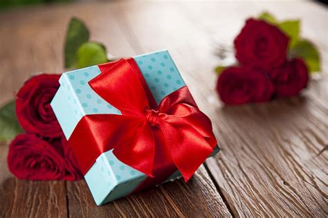 빨강 사랑 심장 로맨틱 선물 장미 빨간 장미 발렌타인 데이 Hd 배경 화면 Wallpaperbetter