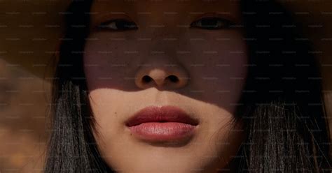 모자와 흰 셔츠를 입은 여자 사진 Unsplash의 얼굴 모델 이미지