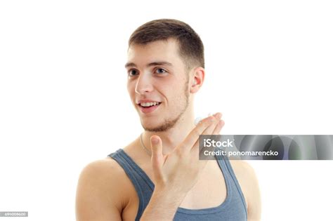 미소는 얼굴 가까이 손바닥을 보유 하 고 젊은 잘생긴 남자의 클로 우즈 업 초상화 20 29세에 대한 스톡 사진 및 기타 이미지 20 29세 관능 근육질 남자