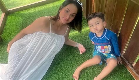 8 Potret Ootd Tengku Dewi Putri Ibu Hamil Yang Cantik