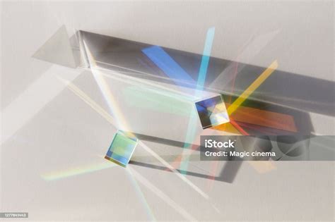 흰색 배경에 트렌디 한 빛과 하드 그림자와 스펙트럼 색상의 빛 회절과 복잡한 반사와 유리 기하학적 인물 프리즘 프리즘에 대한 스톡 사진 및 기타 이미지 Istock