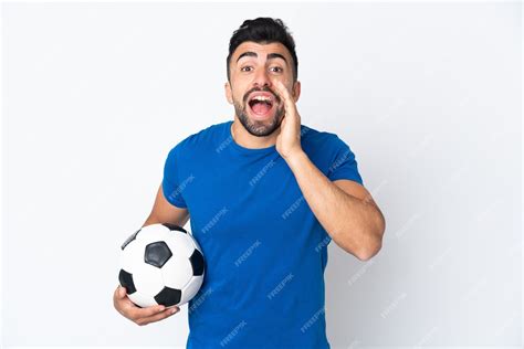 Hombre Joven Guapo Jugador De Fútbol Sobre La Pared Gritando Con La