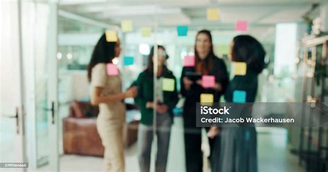 블러 스크럼 및 프로젝트 관리는 일정 팀워크 및 작업 진행을 위해 사무실에 있는 비즈니스 사람들과 함께 합니다 스티커 메모 교육 및 무드 보드를 위한 직원들과의 회의 일정