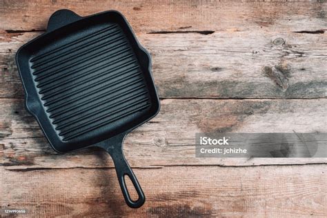 나무 배경에 빈 그릴 철 팬입니다 맨 위 보기 공간을 복사합니다 건강하고 깨끗한 음식과 먹는 개념 폐기물 제로 쿠킹 프레임 번철에 대한 스톡 사진 및 기타 이미지 Istock