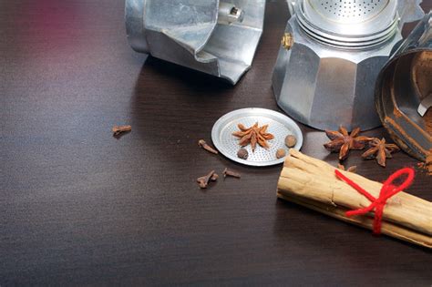 분해 된 형태로 온수 커피 기계는 테이블에는 그것은 보이는 지상 커피 커피 분쇄기와 향신료는 아니 스 카네이션 계 피와 향기로운 페 퍼 간헐천에 대한 스톡 사진 및 기타