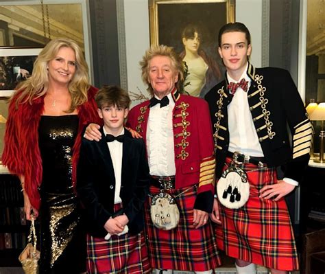 Sir Rod Stewart Leaves £10000 Tip For Scottish Hotel Staff On New Year