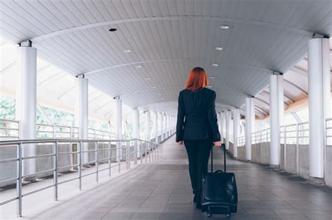 사업가 뒤는 수하물을가지고 걸어가 플랫폼 방법비즈니스 여행 및 출퇴근 개념 사람들 가득 찬에 대한 스톡 사진 및 기타 이미지 가득 찬 걷기 등 Istock