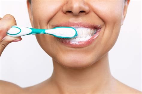 Mujer Joven Sonriente Cepillándose Los Dientes Con Un Cepillo De