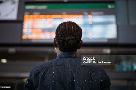 기차역에서 도착과 출발 일정을 보는 아프리카 남자의 백 샷 남자에 대한 스톡 사진 및 기타 이미지 남자 공항 도착 출발 시간표 Istock