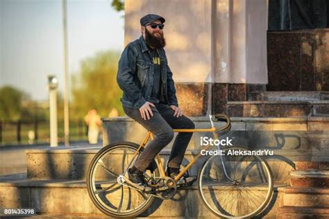수염 난된 남자와 수정 자전거입니다 선글라스와 모자 일몰에 도시 공원에서 빈티지 자전거를 타고 Gourgeous 큰 수염과 젊은 남자 20 29세에 대한 스톡 사진 및 기타