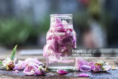 투명 한 병에 장미 꽃잎과 장미 물에 포함 되어 있습니다 아름다움과 관리의 개념입니다 건강관리와 의술에 대한 스톡 사진 및 기타 이미지 건강관리와 의술 꽃 식물 꽃잎