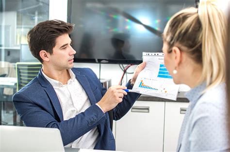 컨퍼런스 룸에서 자신의 동료에 게 재무 그래프를 보여주는 매력적인 사업가 Financial Result에 대한 스톡 사진 및 기타 이미지 Financial Result