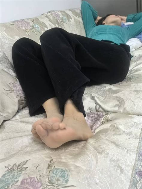 刚到家就瘫在床上……42岁骚妈的午后放纵 黑裤包着肥美的腿，脚丫子翘得老高，脚底又软又嫩…… 这身材，这味道，熟得快要滴水了😈 想不想过来闻闻