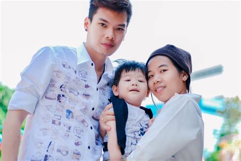 Felice Madre Di Famiglia Padre Figlio In Playground Il Concetto Di Festa Di Famiglia