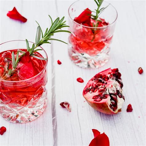 Flavorful 가벼운 건강 건강한 고명 과일 과즙이 많은 로즈마리 맛 모임 목조 테이블 무알콜 봄 분홍색 빨간 상쾌한 석류 선명한 술