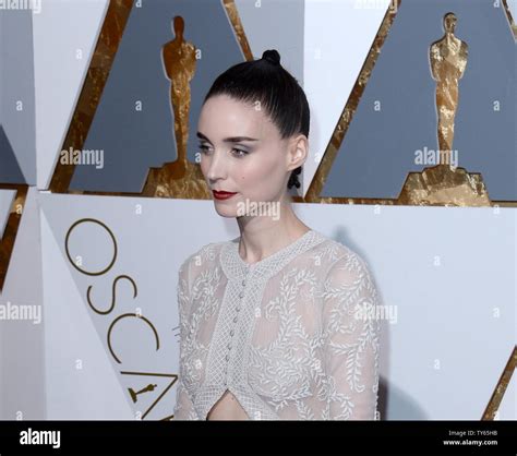 Actress Rooney Mara Arrives On The Red Carpet For The 88th Academy