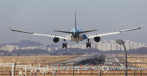 로컬라이저 따라 김포공항에 착륙하는 여객기