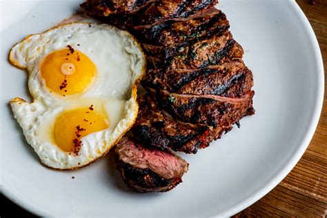 스테이크와 계란 전통 고전 미국 식당 또는 프랑스 비스트로 브런치 항목 스테이크와 토트와 계란 앵거스 스테이크는 계란 후라이와 바삭한 향이 나는 홈 프라이와 함께 중간 희귀