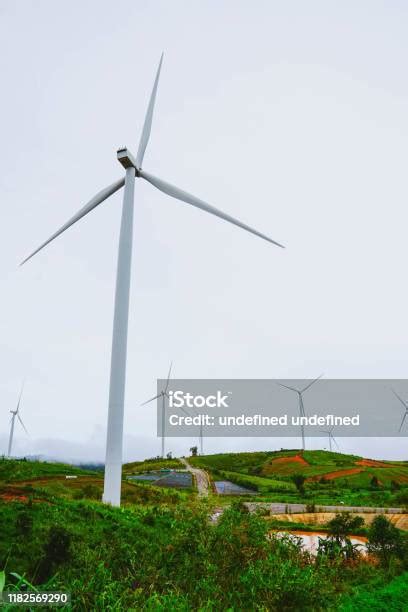 풍력 터빈 대체 전기 공급원 지속 가능한 자원의 개념 풍력 발전기 터빈이있는 아름다운 산악 풍경 재생 에너지 개념 0명에 대한 스톡 사진 및 기타 이미지 Istock