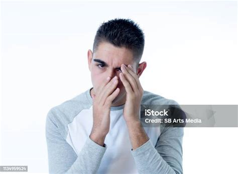 겁에 질린 얼굴로 충격에 젊은 남자의 초상화 무서 워 제스처를 만들고 뭔가 겁을 가리키는 인간의 감정 감정과 얼굴 표정 흰색 배경에 고립입니다 감정에 대한 스톡 사진 및