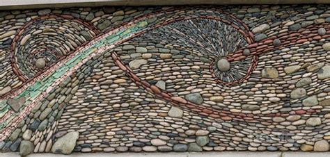 Усны эргүүлэг мэт харагдах мянга мянган чулуугаар бүтсэн гайхалтай хана