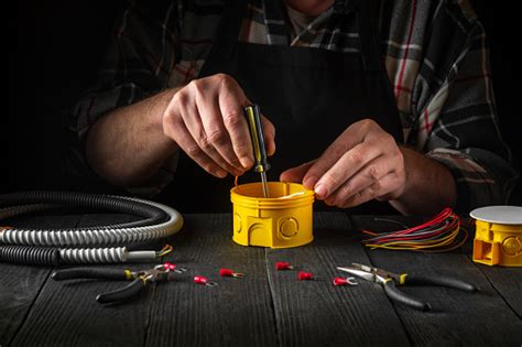 정션 박스에 케이블 또는 와이어 설치 직업적인 주인 전기 기술자의 작업장에 있는 전기 연결 작업 중 전문 마스터 전기 기술자의 손 클로즈업 개체 그룹에 대한 스톡 사진 및