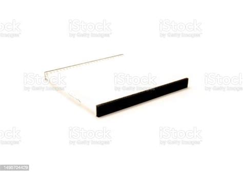 탑 뷰 브랜드의 새로운 종이 기반 다중 섬유 면 캐빈 공기 필터 흰색 배경에 격리 된 자동차 자동차 산업 공기 흐름 여과 내부