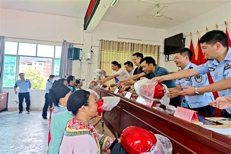 荔波县佳荣镇开展“美丽乡村行”暨“乡村振兴”交通安全宣传活动群众机动车摩托车