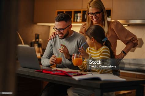 귀여운 작은 가족은 부엌 테이블에서 오후를 보내고 사교 가정 생활에 대한 스톡 사진 및 기타 이미지 가정 생활 가정 주방 가정의 방 Istock