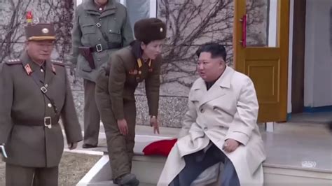 Katonanőket Szemrevételezett Kim Dzsong Un Mandiner