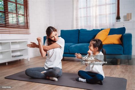 집에서 함께 즐겁게 운동하는 엄마와 딸 유연성을 위해 근력을 키우고 스포츠 운동 훈련 가족 개념입니다 25 29세에 대한 스톡 사진 및 기타 이미지 Istock