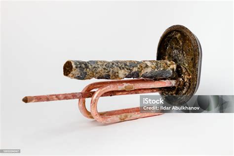 흰색 배경에 국내 온수기 및 보일러에서 물을 가열하기위한 깨끗한 발열체 공간을 복사하고 닫기 관 튜브에 대한 스톡 사진 및 기타 이미지 Istock