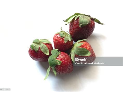 하얀 배경에 분리된 다섯 개의 딸기 딸기 분리 잎이 분리 된 딸기 흰색에 딸기의 전체와 절반 딸기가 분리됩니다 옆모습 딸기 세트입니다 0명에 대한 스톡 사진 및 기타 이미지