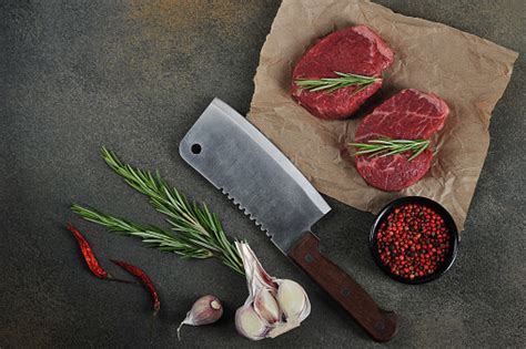 종이에 생 소고기 스테이크 2개 스테이크 굽기 향신료 마늘 로즈마리 위에서 볼 수 있습니다 0명에 대한 스톡 사진 및 기타 이미지 Istock